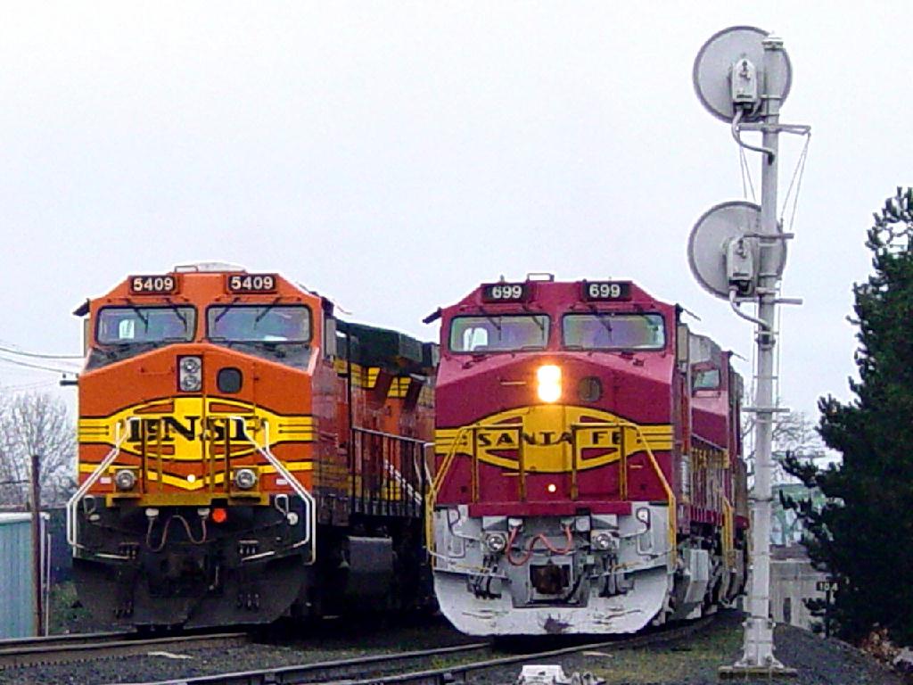 BNSF 5409 ATSF 699